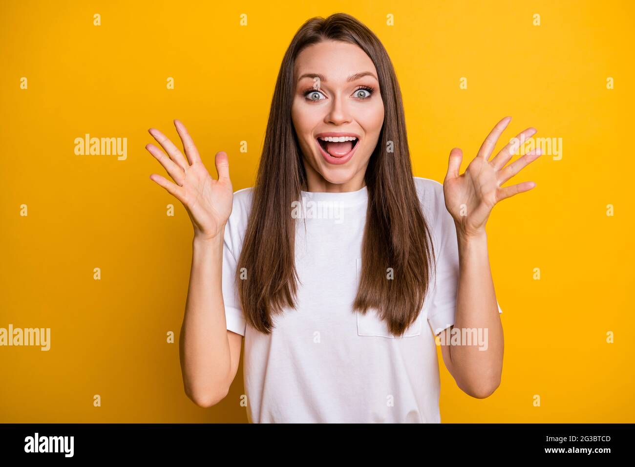 Photo portrait of ecstatic woman with open hands mouth isolated on ...