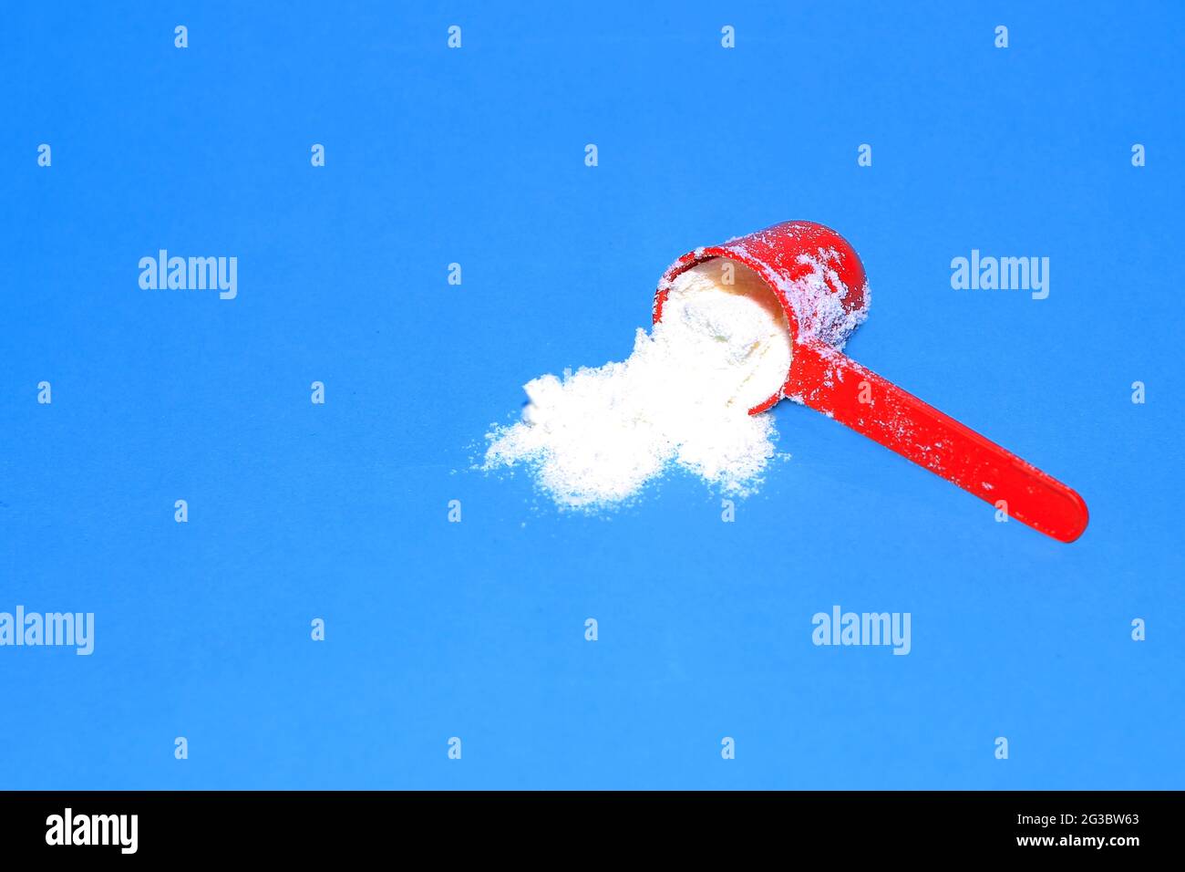 visible milk powder spilling from the spoon Stock Photo - Alamy