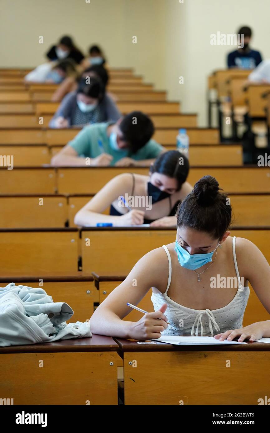 Usa university students writing hi-res stock photography and images - Alamy