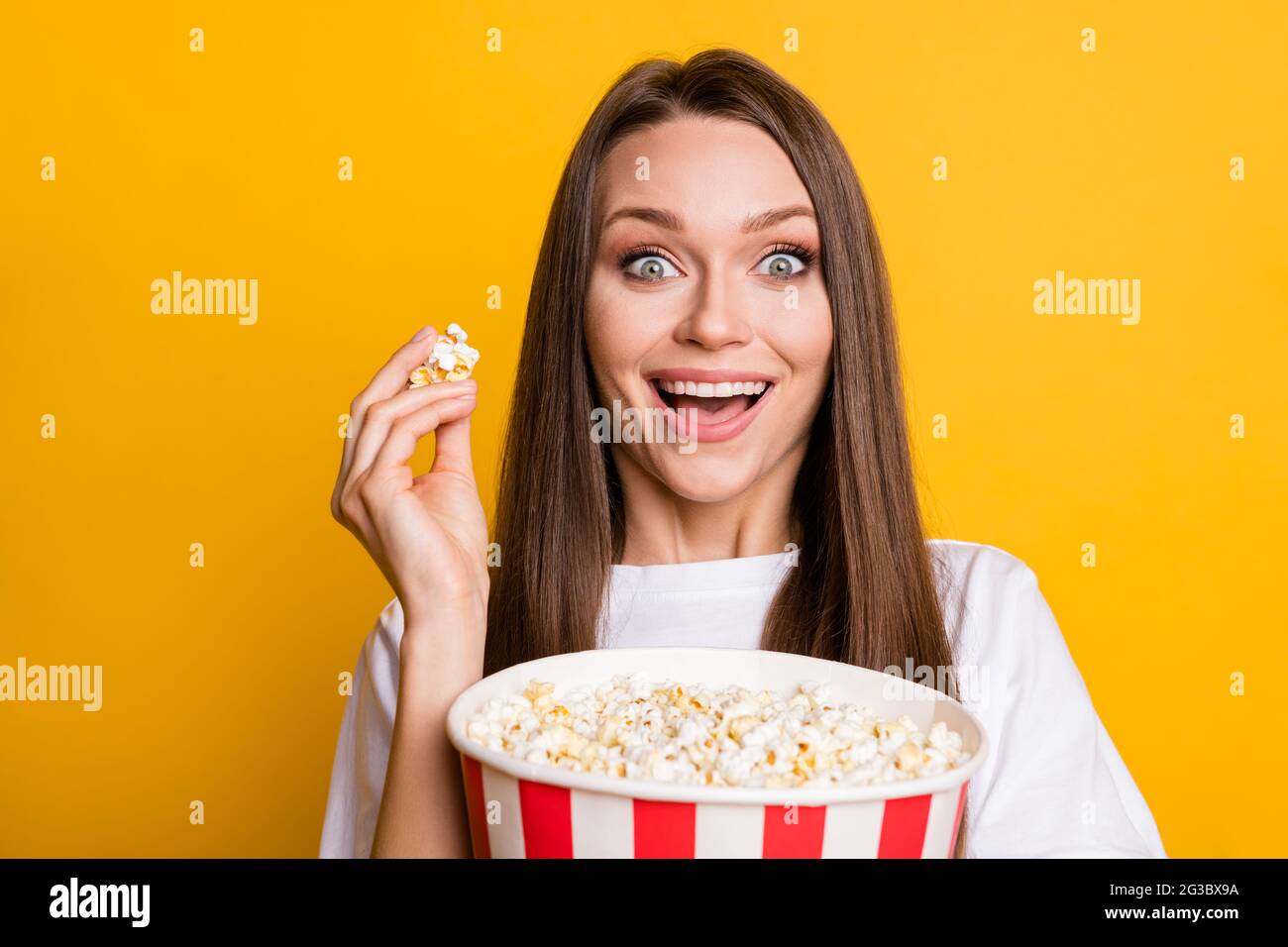 Photo Portrait Of Funny Excited Smiling Girl Keeping Pop Corn Carton Box Watching Adventurous