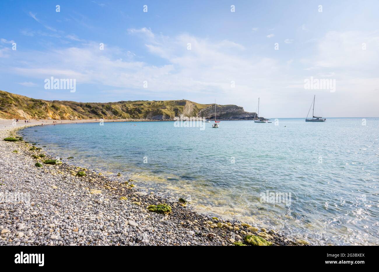 Picturesque coastal view of the bay and chalk cliffs at Lulworth Cove ...