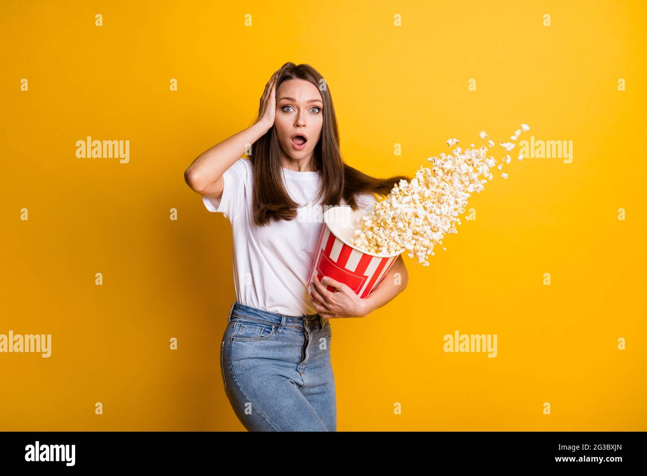 Photo portrait of astonished shocked brunette girl throwing pop corn in ...