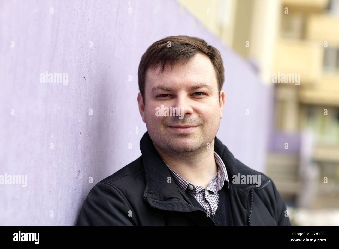 Man posing on violet hi-res stock photography and images - Alamy