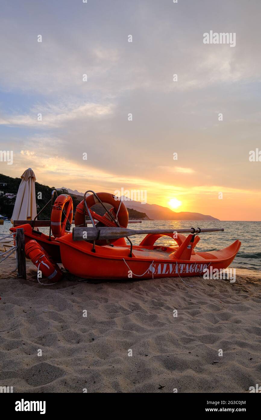 Life guard lifeguards guards lifeguard hi-res stock photography and ...