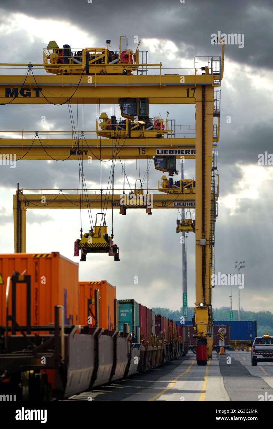 Loading shipping containers hi-res stock photography and images - Alamy