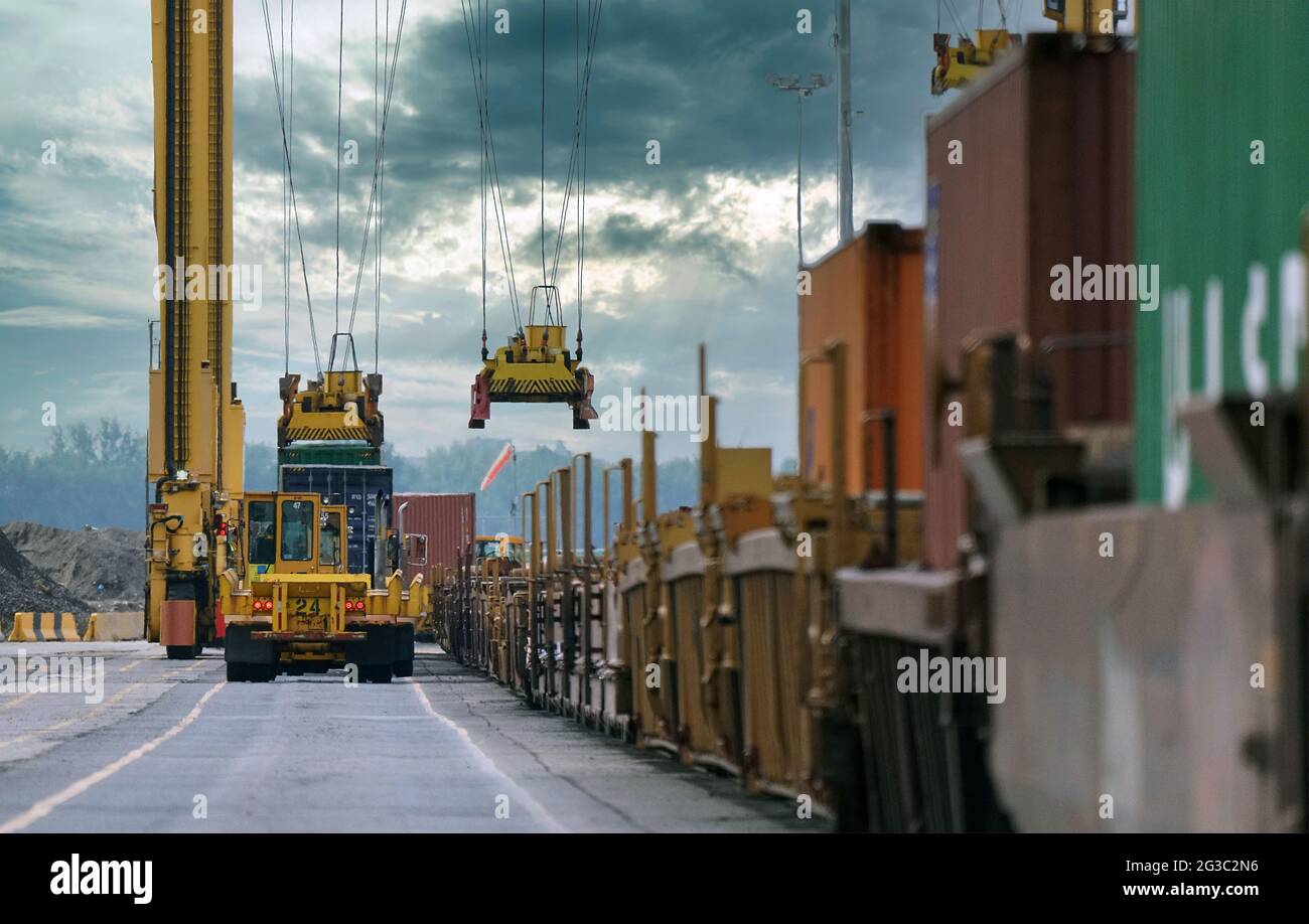 Shipping container gantry hi-res stock photography and images - Alamy