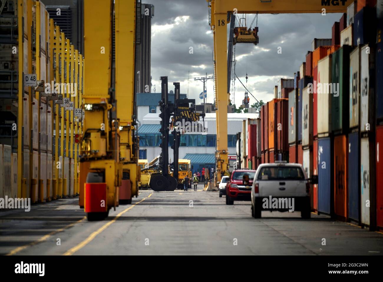 Shipping container gantry hi-res stock photography and images - Alamy