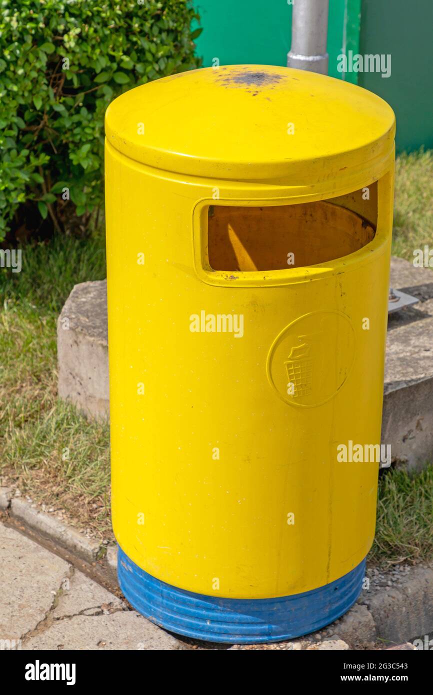 Bin cover hi-res stock photography and images - Alamy