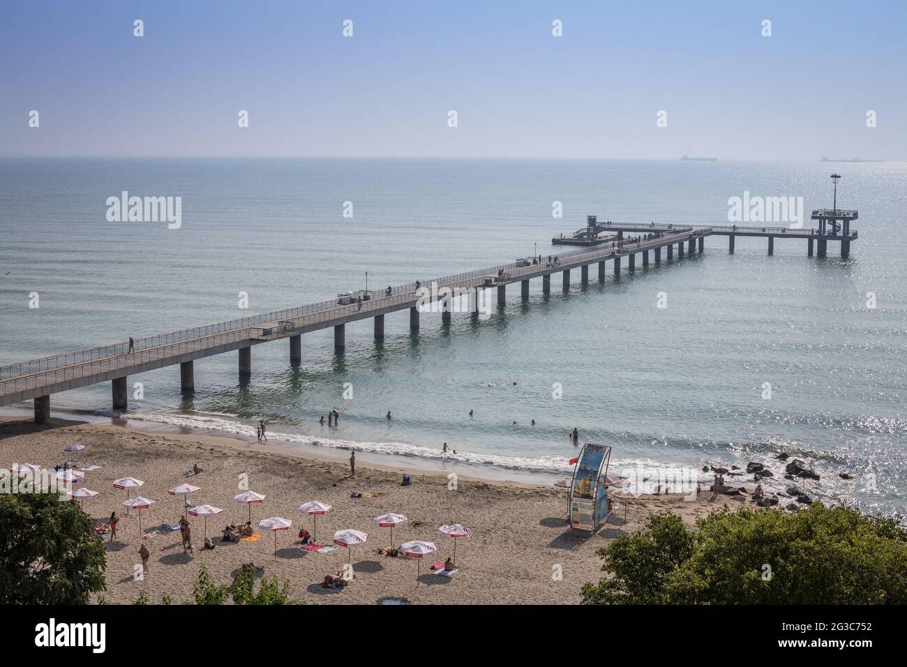 Blue water beach bridge hi-res stock photography and images - Alamy