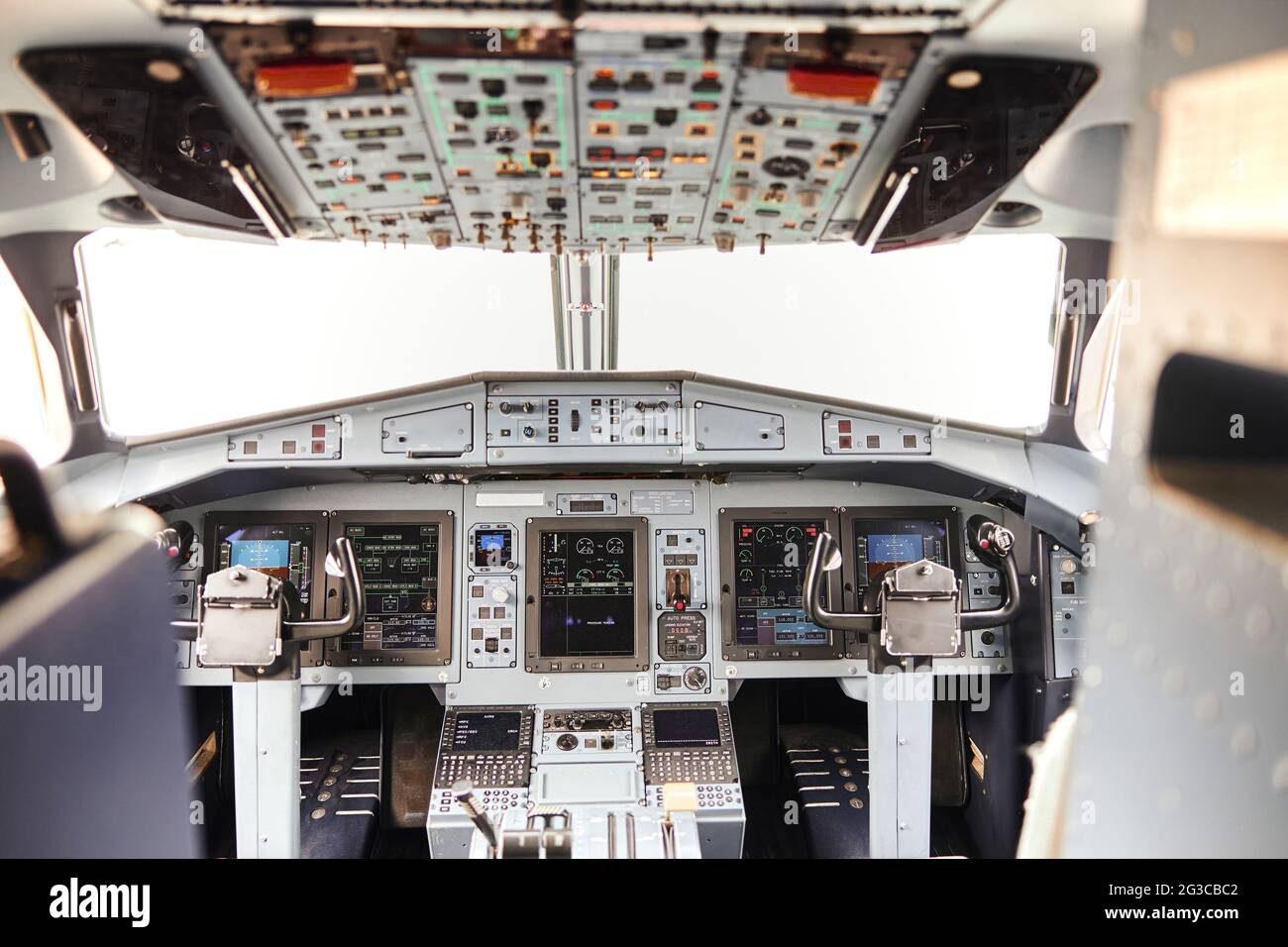 Pilot cabin in modern passenger airplane jet Stock Photo - Alamy