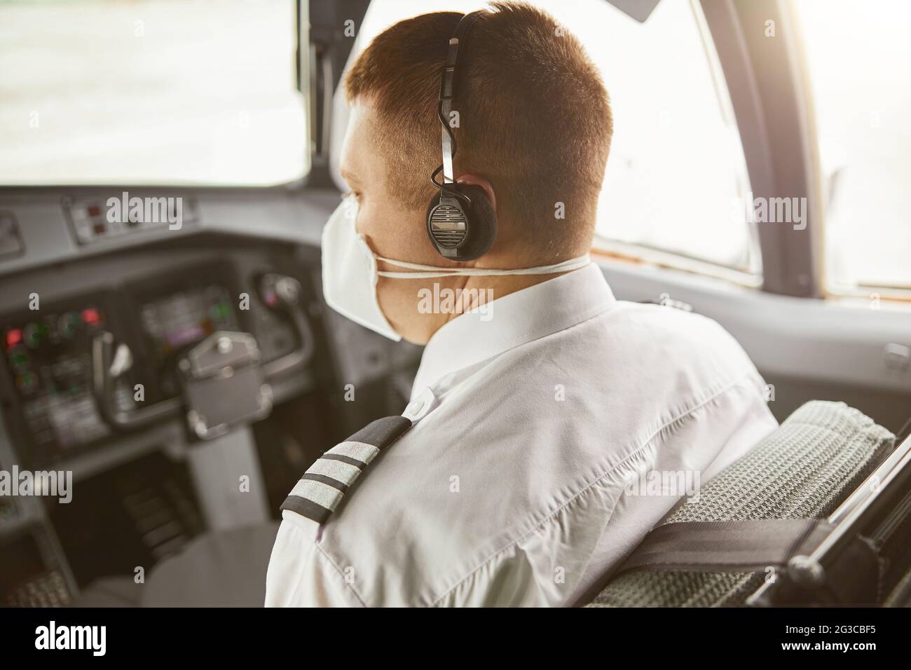 Male pilot in cockpit of passenger airplane jet Stock Photo - Alamy
