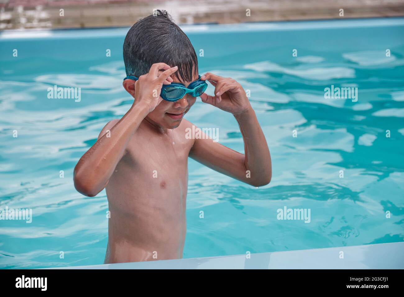 Put on goggles hi-res stock photography and images - Alamy