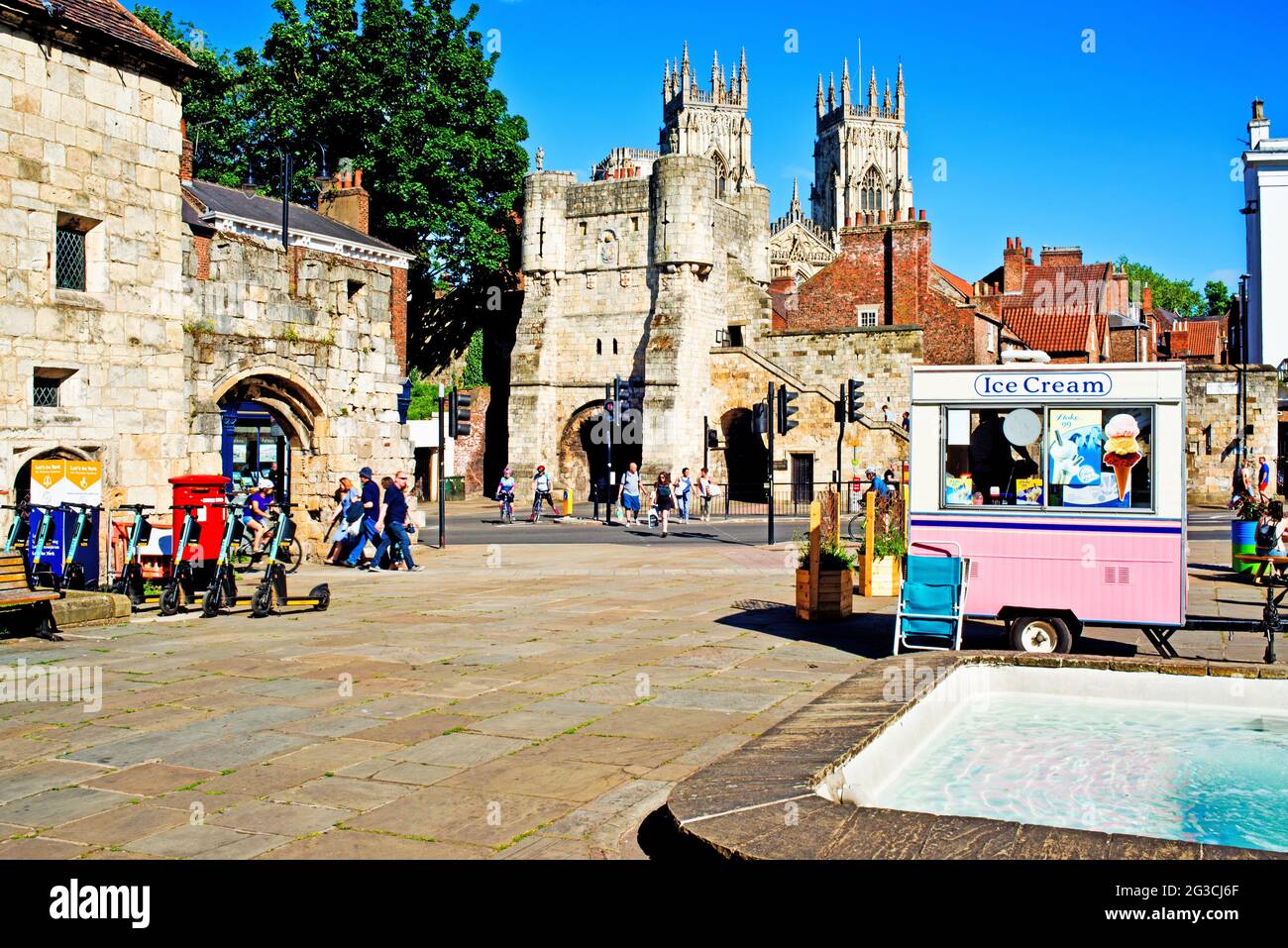 Bootham Bar and ice cream kiosk, Bootham, York, England Stock Photo - Alamy