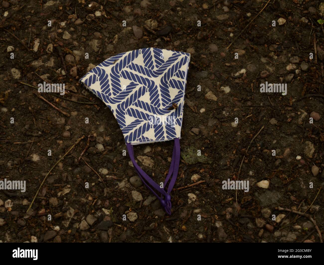 Face mask fallen on the ground Stock Photo - Alamy