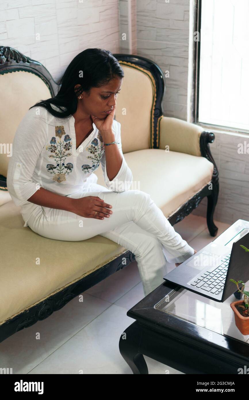 Woman crying computer hi-res stock photography and images - Alamy