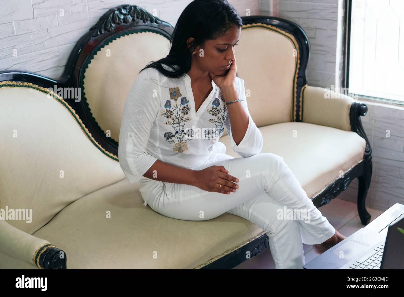 Person crying african woman hi-res stock photography and images - Alamy