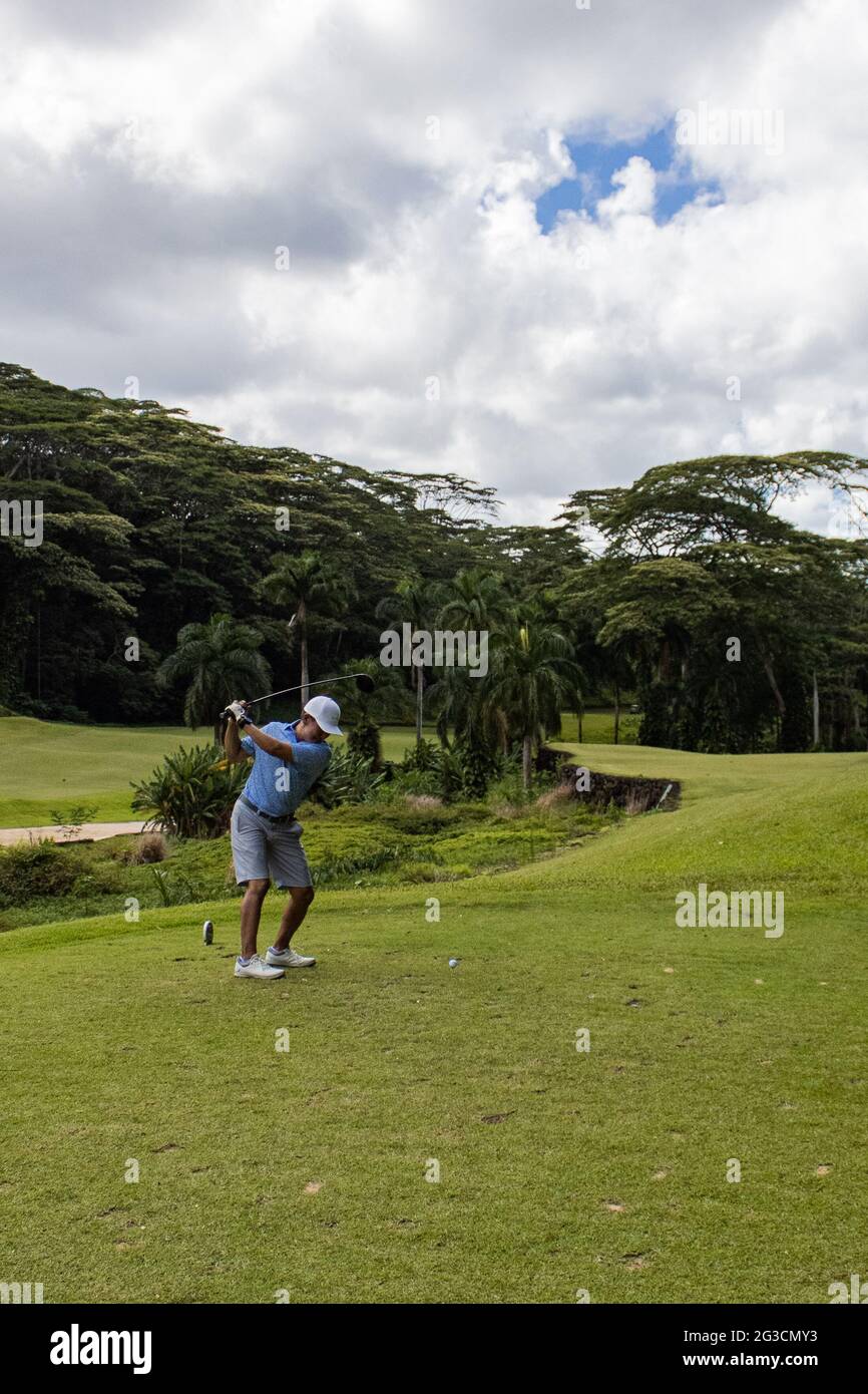 Beautiful high shutter speed captures of golf swings in Royal Hawaiian ...