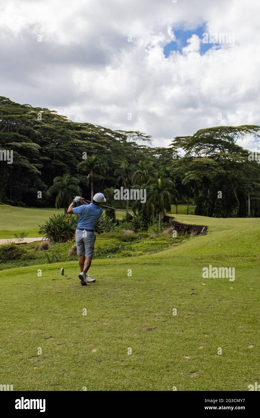 Beautiful high shutter speed captures of golf swings in Royal Hawaiian ...