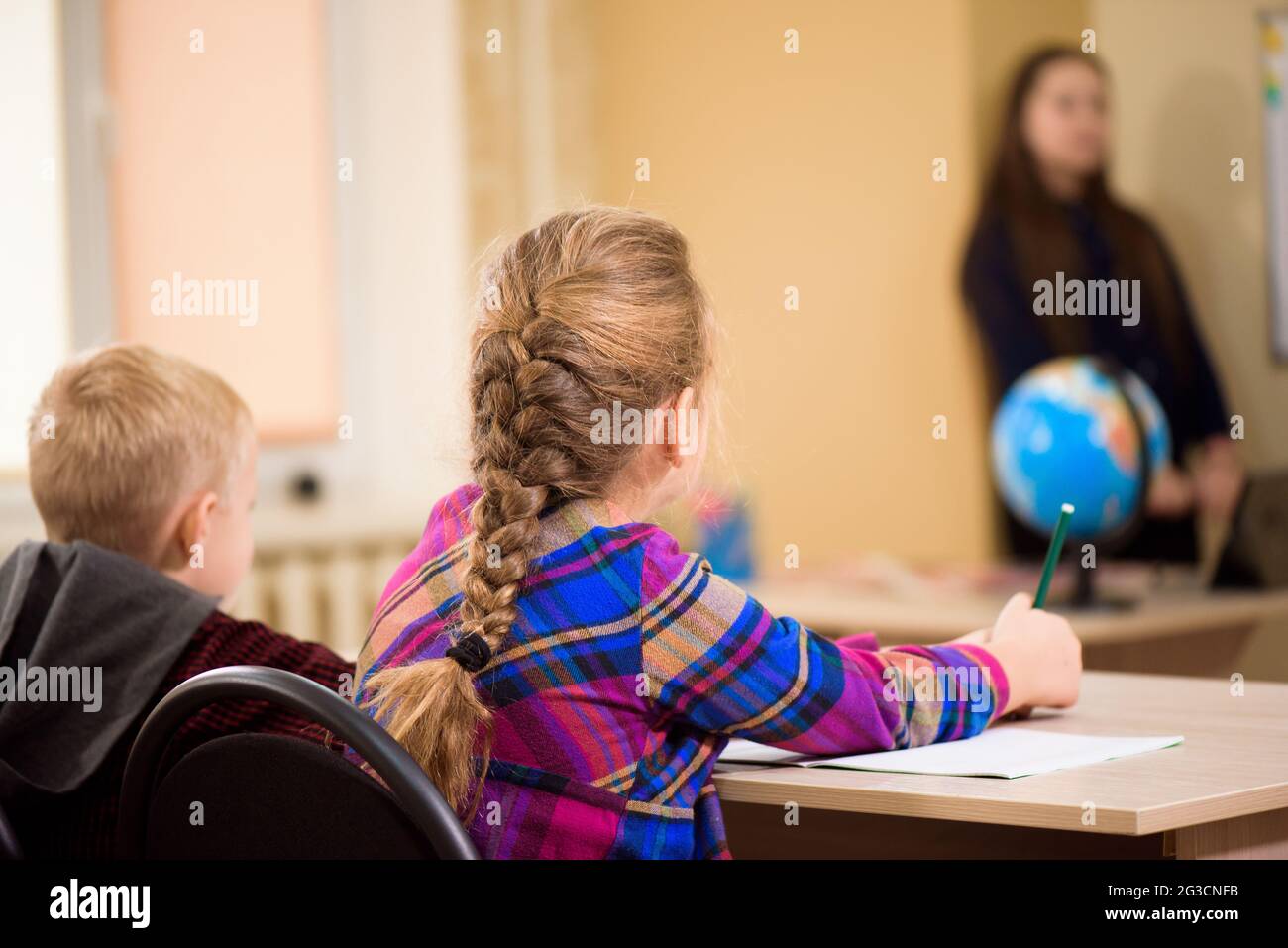Teacher teaching lesson to elementary school pupils Stock Photo - Alamy