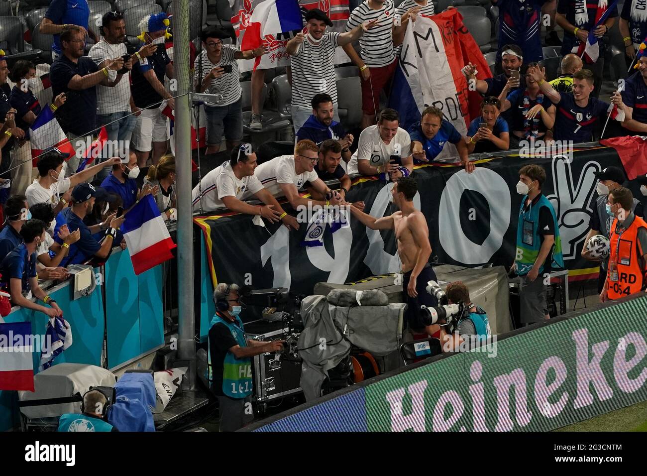 MUNICH, GERMANY - JUNE 15: The French players thanking the fans during ...