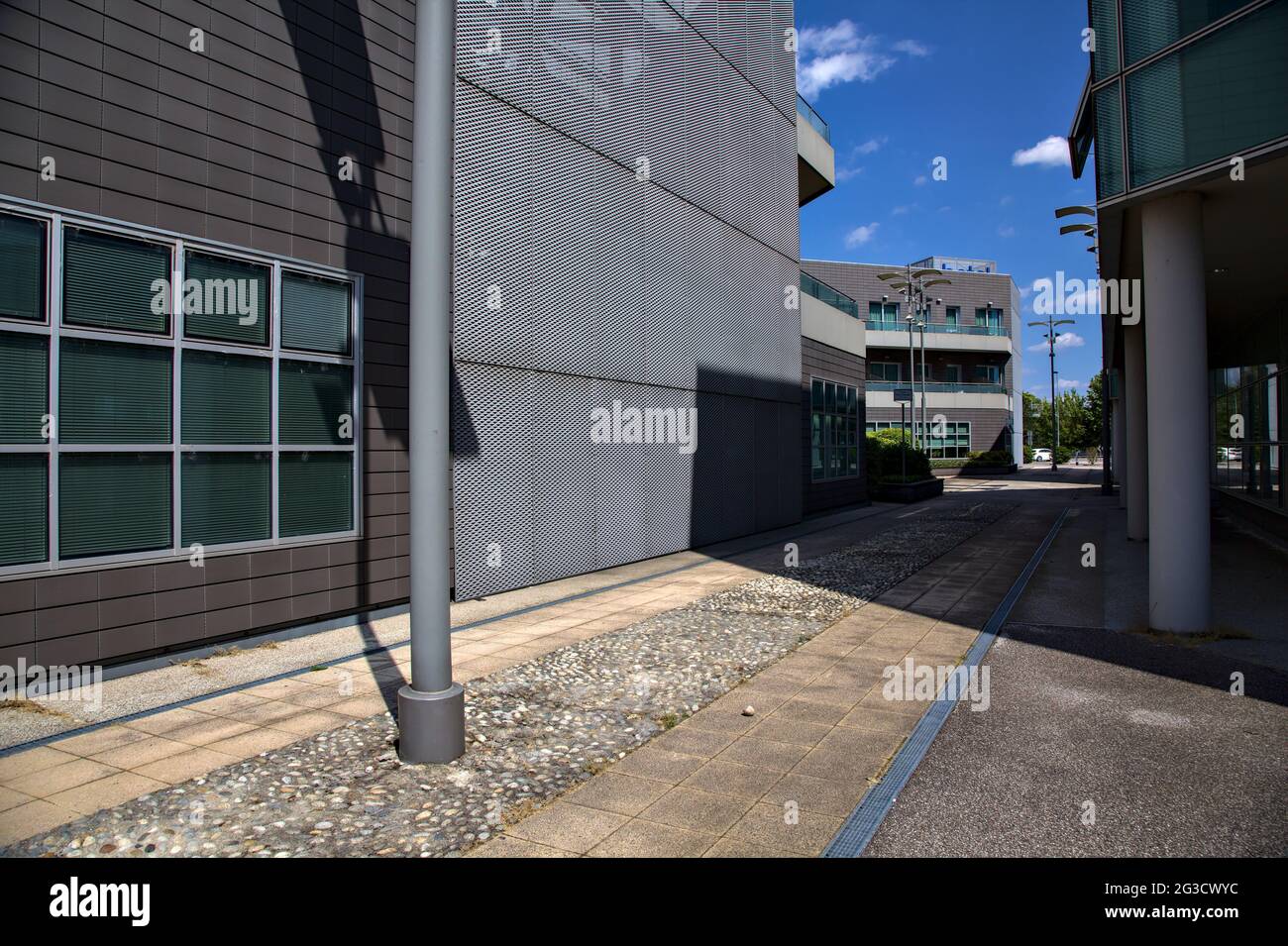 Skyscraper alley hi-res stock photography and images - Alamy