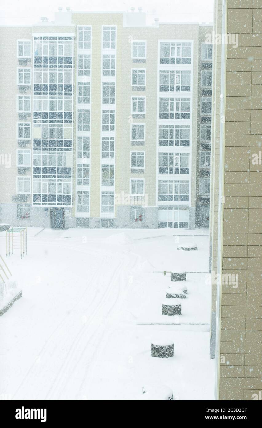 Snowstorm in city road building hi-res stock photography and images - Alamy