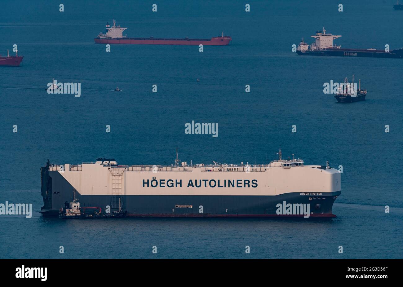 Shipping in Singapore Harbour Stock Photo - Alamy