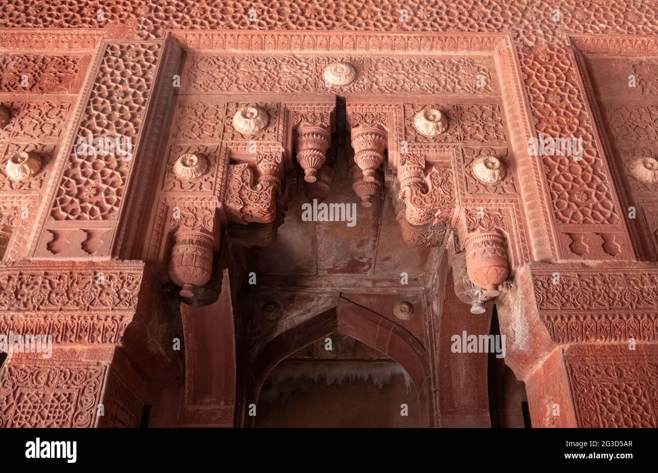 AGRA, INDIA - MARCH, 28, 2019: a decorative doorway arch at red fort ...