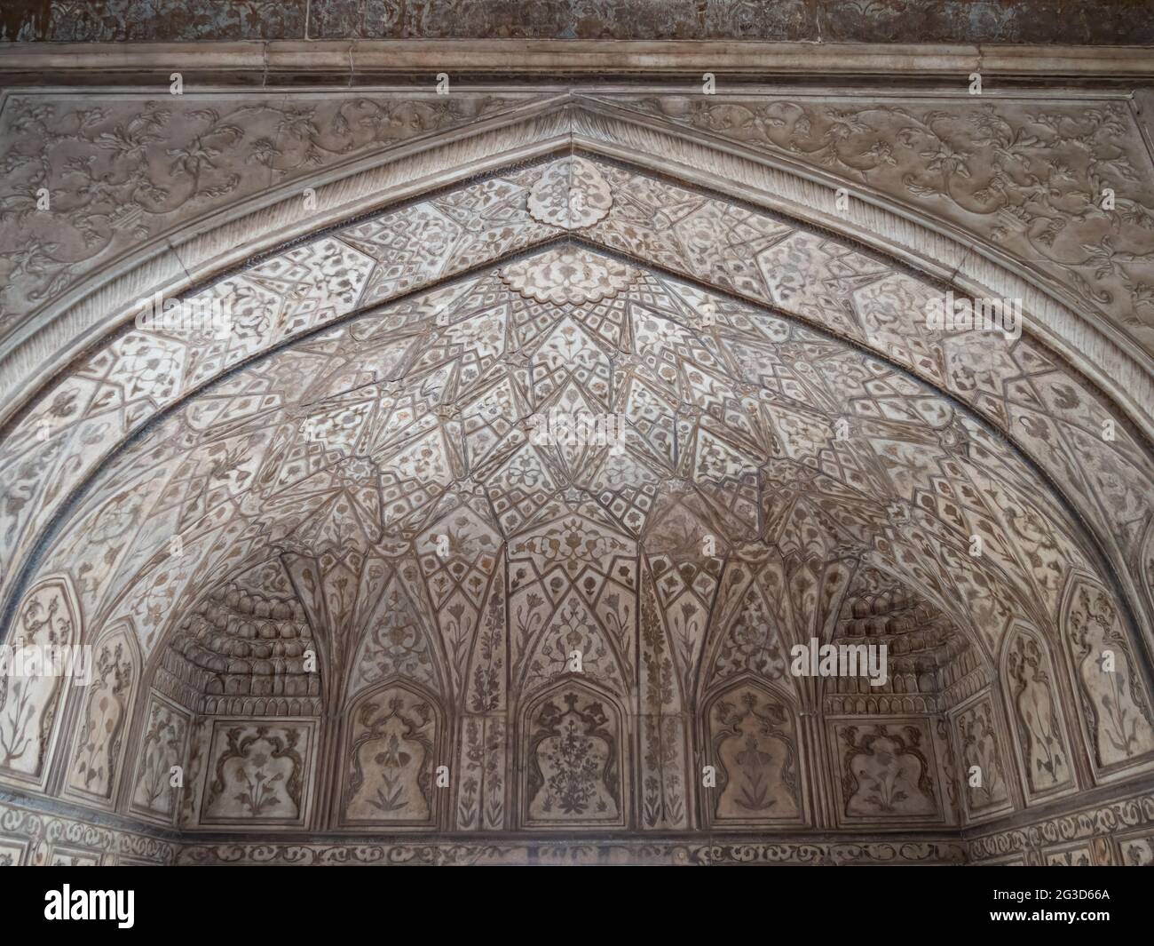AGRA, INDIA - MARCH, 28, 2019: an arch at khas mahal palace in red fort ...