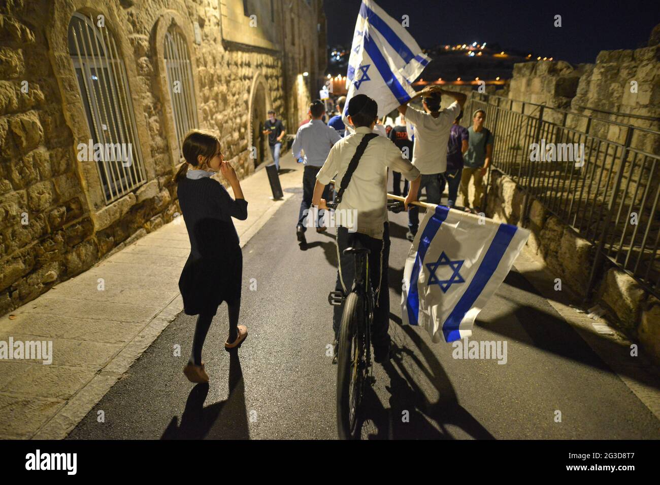 Israeli woman carrying the israeli flag hi-res stock photography and ...