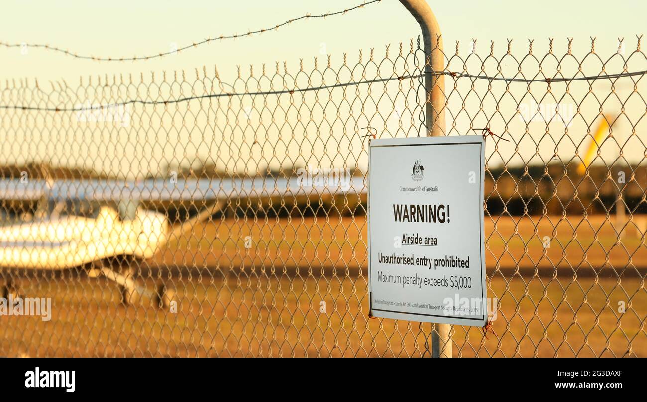 Airport security sign hi-res stock photography and images - Alamy
