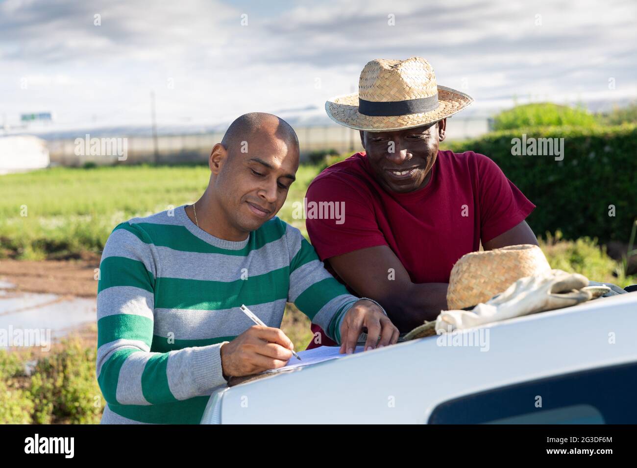 Signing contract farm hi-res stock photography and images - Alamy