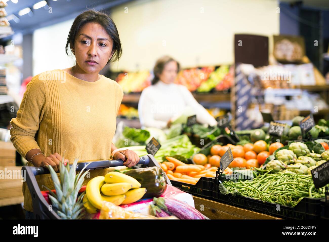Shopping fruit hispanic hi-res stock photography and images - Alamy