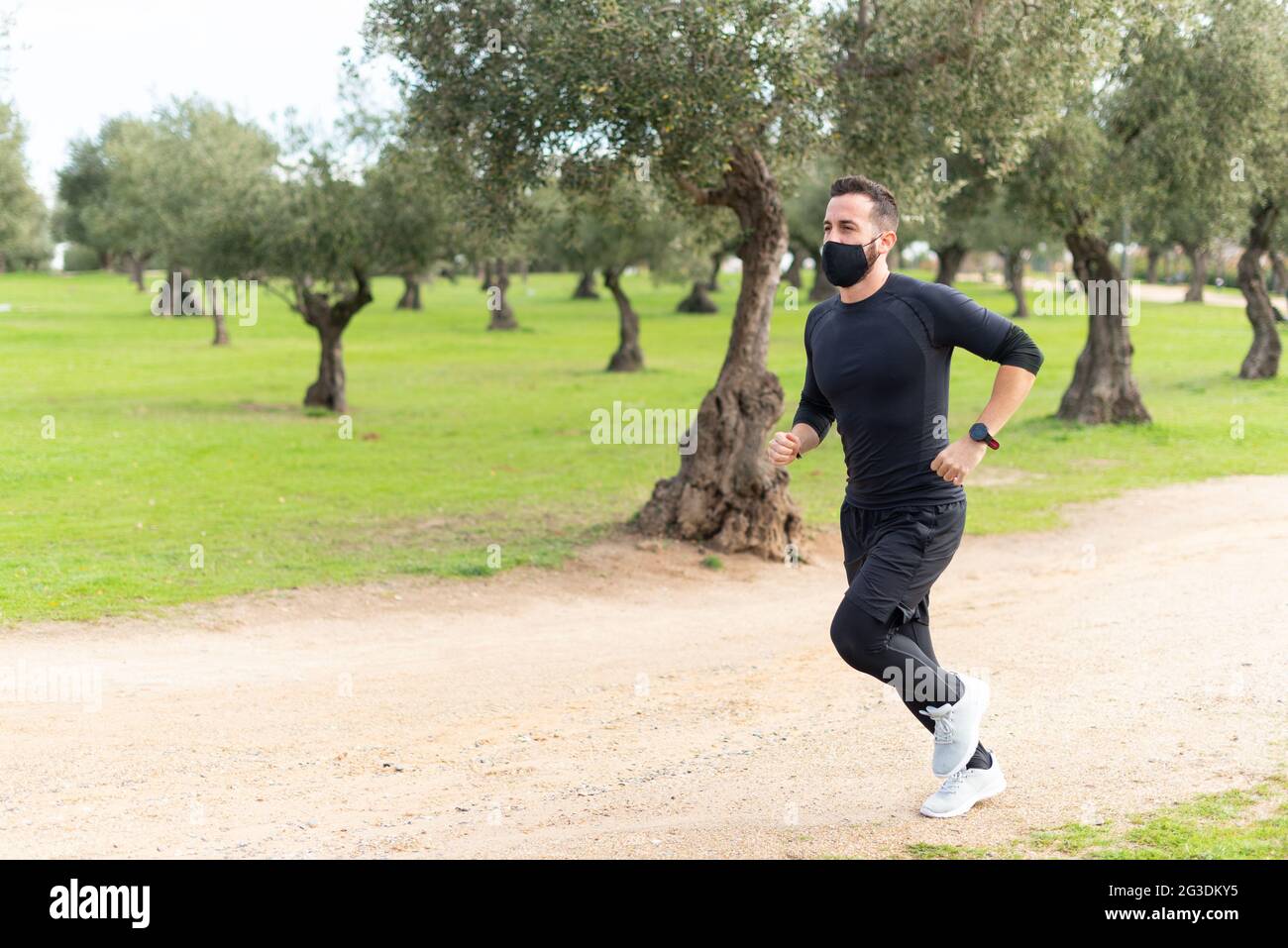 Man jogging with mask hi-res stock photography and images - Alamy