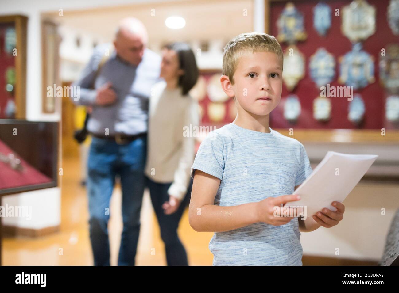 Museum child guide art hi-res stock photography and images - Alamy