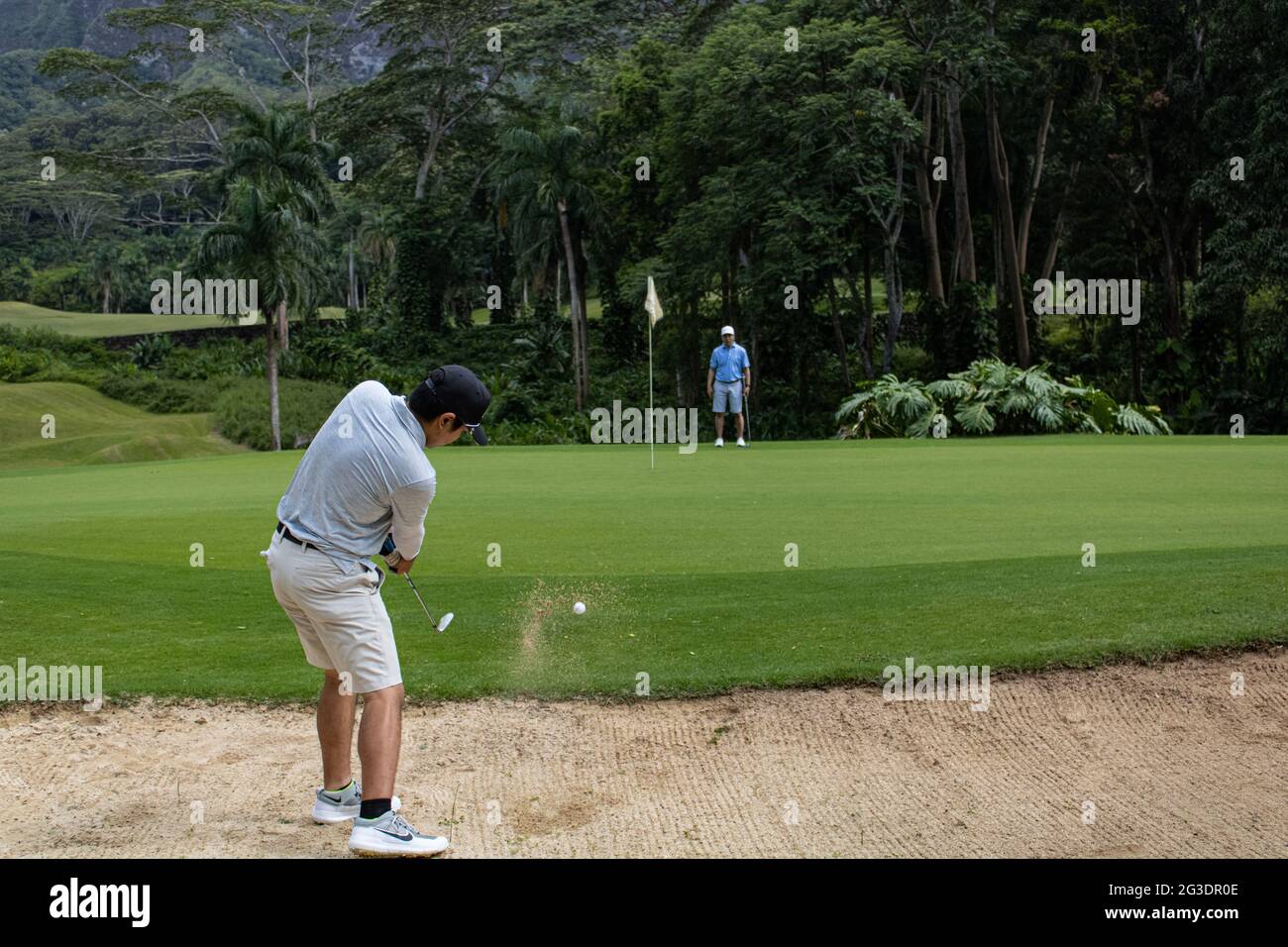 Beautiful high shutter speed captures of golf swings in Royal Hawaiian ...
