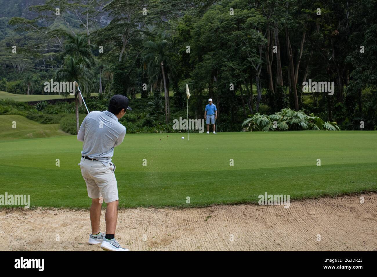 Beautiful high shutter speed captures of golf swings in Royal Hawaiian ...