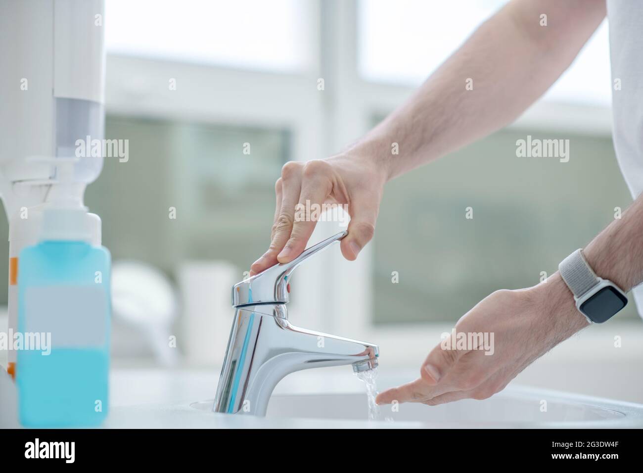 Doctor washing his hands hi-res stock photography and images - Alamy