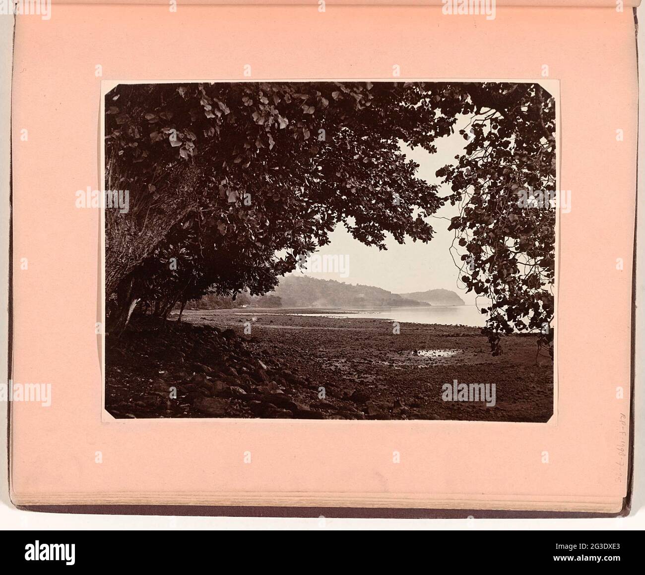 The beach of Groot Banda (Lontor of Banda Besar) ('Am Strande von Groß ...