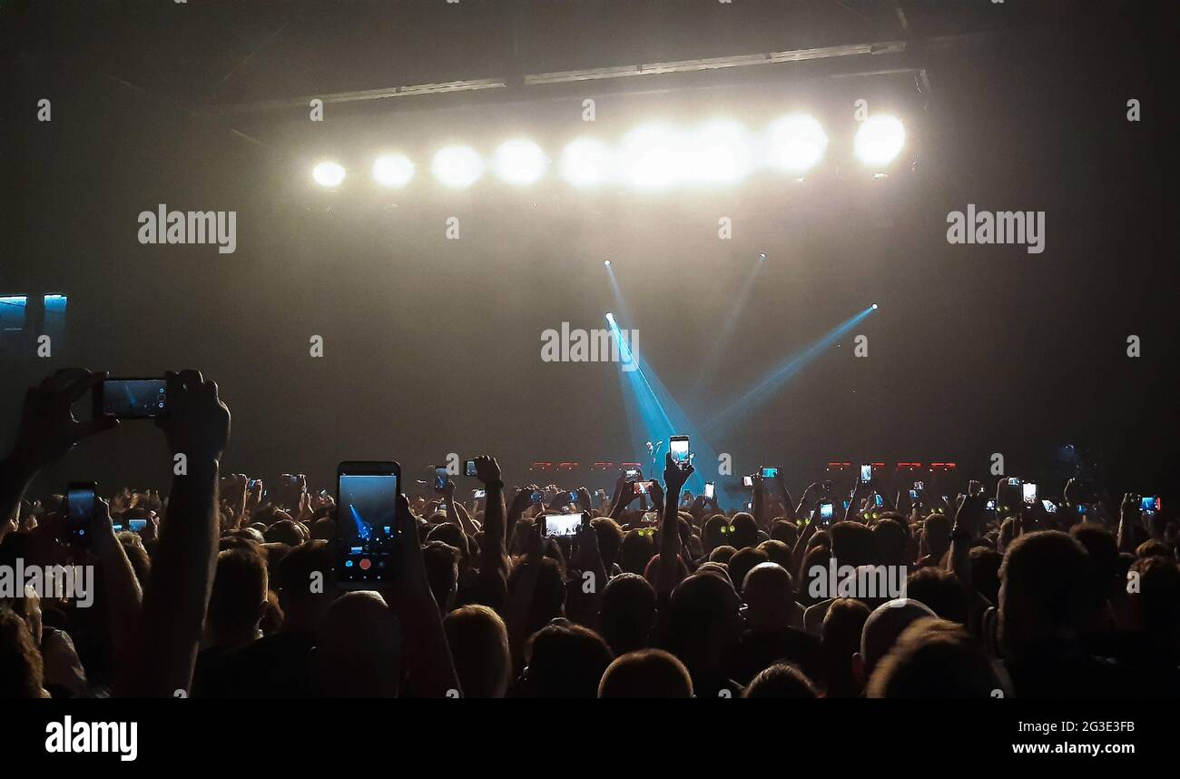 Concert audience phones hi-res stock photography and images - Alamy