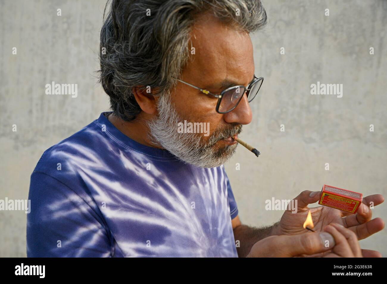Close up of an Indian Man smoking Beedi Stock Photo - Alamy