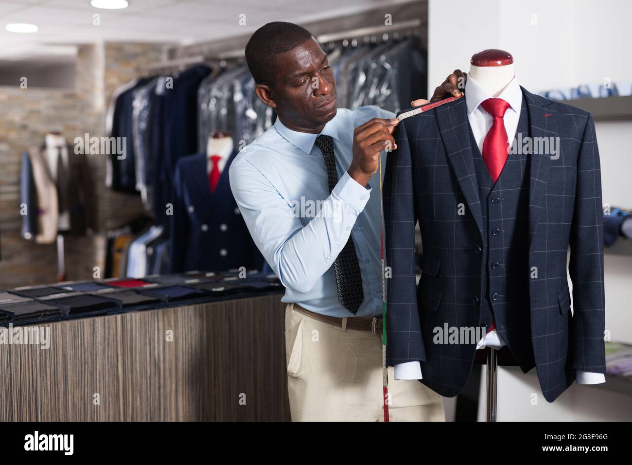 Suit measurements tailor man hi-res stock photography and images - Alamy