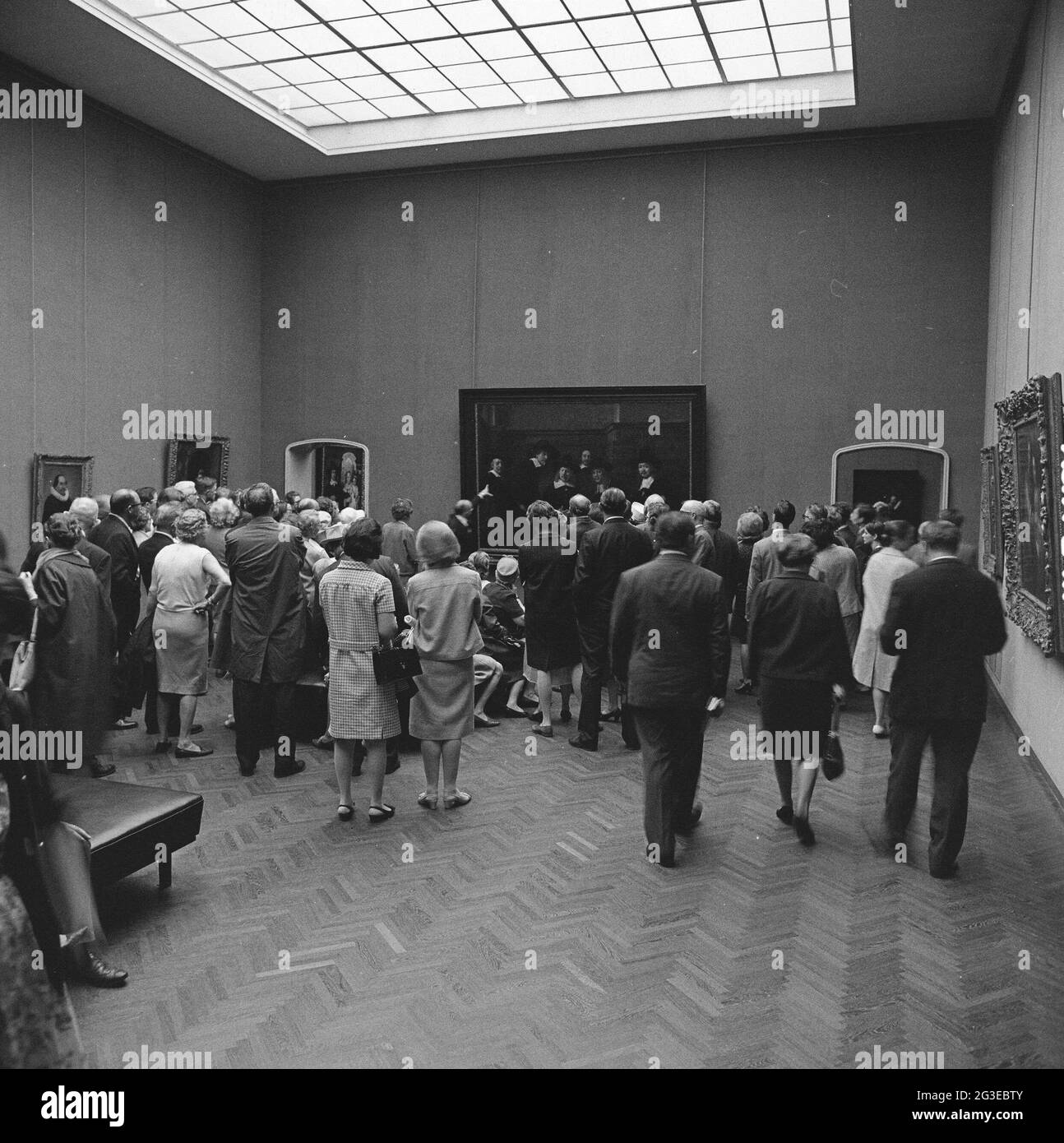 Looking at paintings Black and White Stock Photos & Images - Alamy