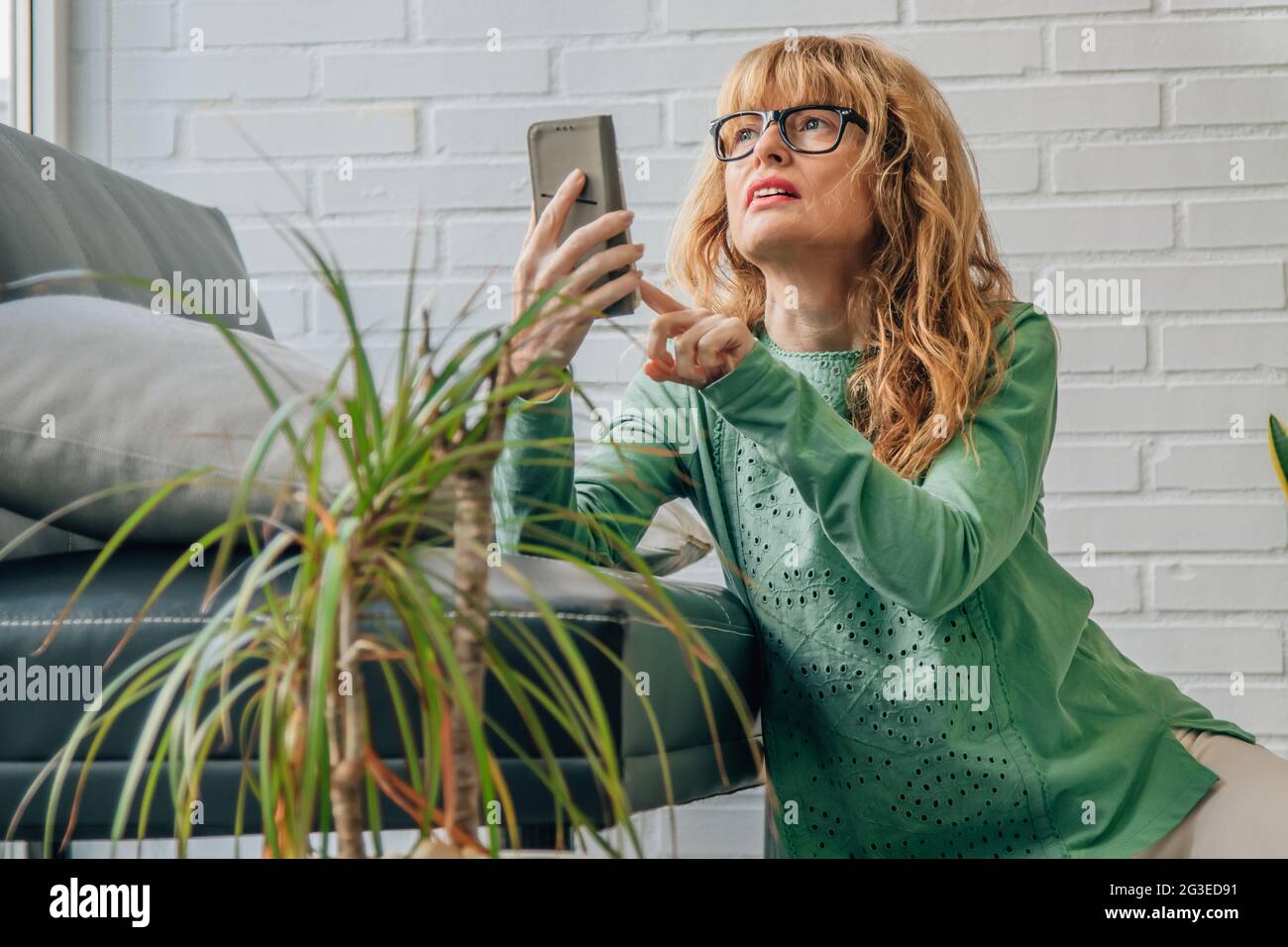 App phone thinking woman hi-res stock photography and images - Alamy