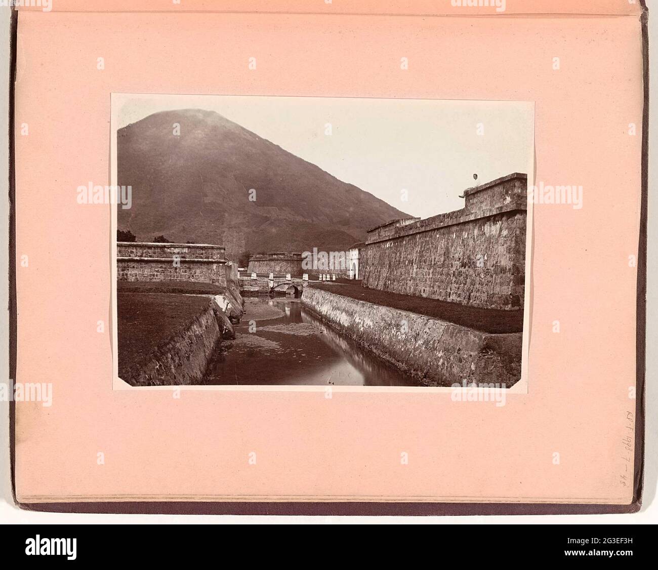 The Fort Nassau, inside, on Gunung API ('Im Fort Nassau (Banda, G. API ...