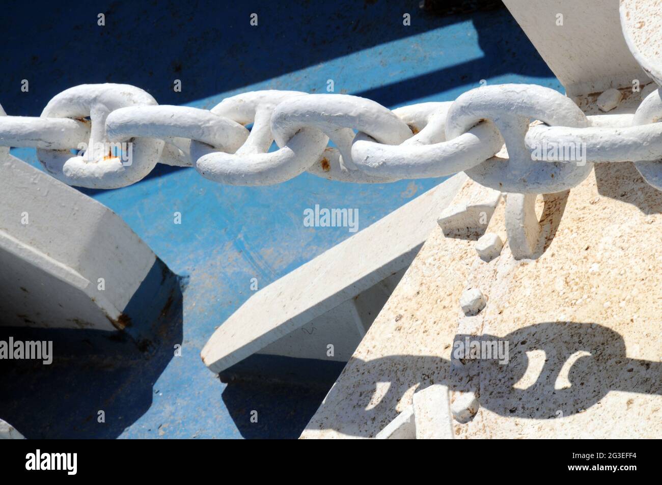 maritime theme - boat white chain close up Stock Photo - Alamy