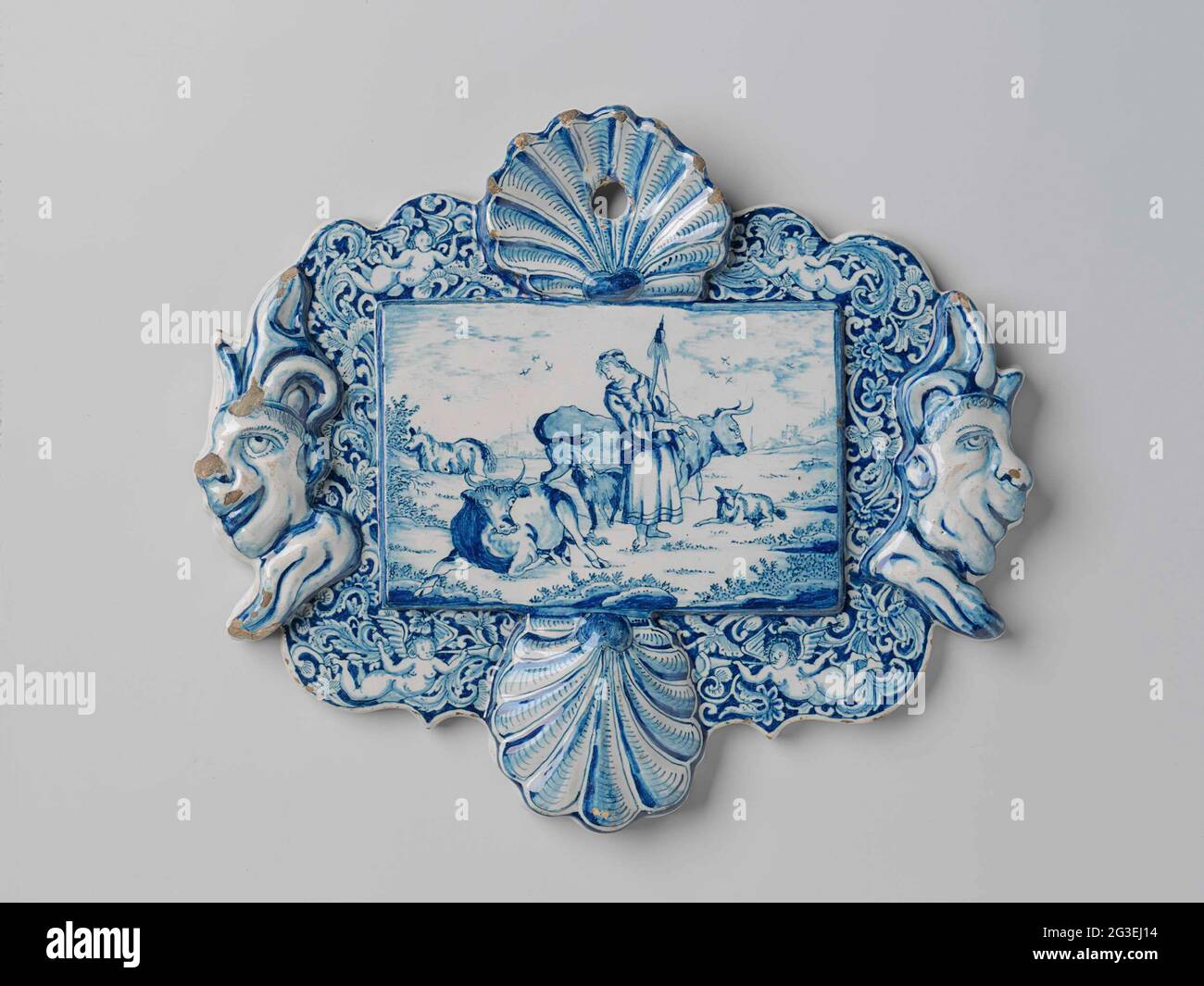 Plate, rectangular, with two shells and two narrows in relief. Plate of ...