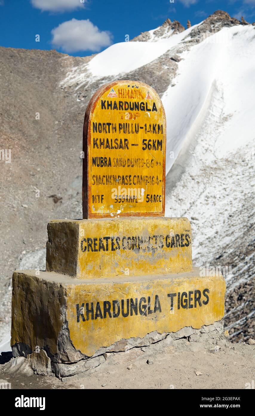 Khardung la - the highest road automobile asphalt pass on the world ...