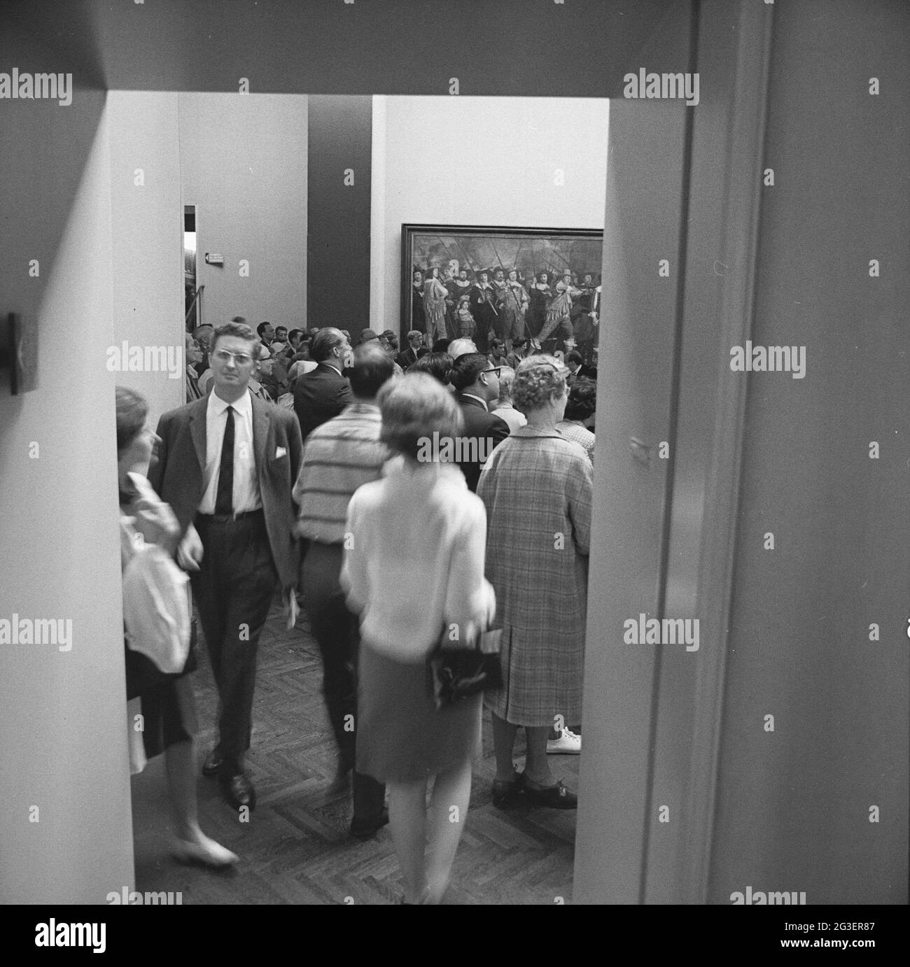 Visitors viewing art in Black and White Stock Photos & Images - Alamy