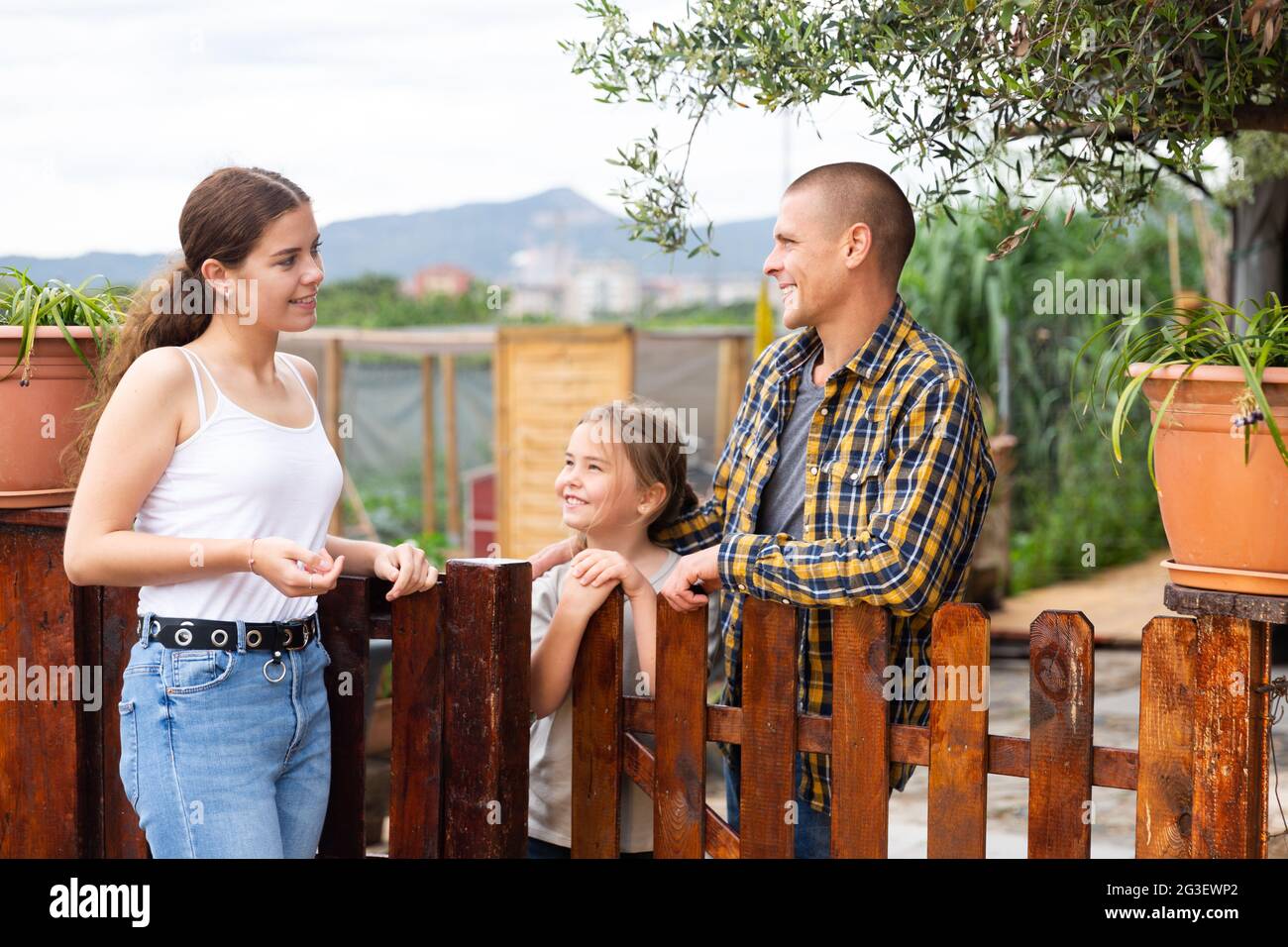 Neighbors talking fence hi-res stock photography and images - Alamy